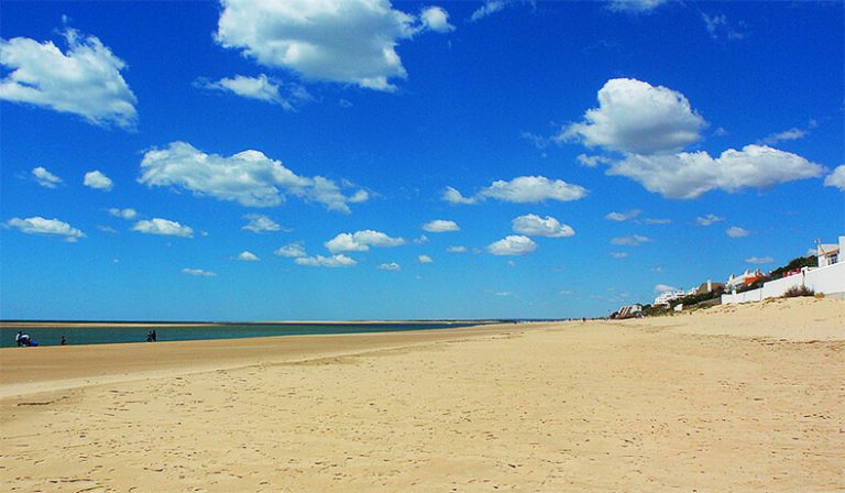 Playa de El Portil, un arenal rodeado de excepcional naturaleza en Huelva
